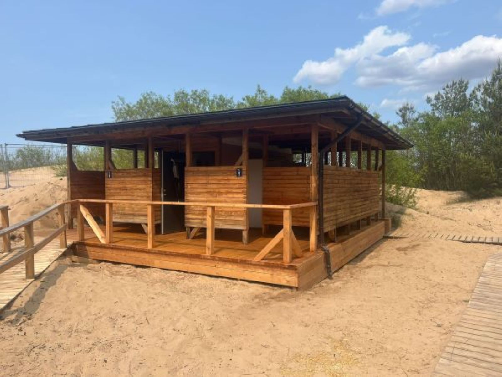 Vakarbuļļu pludmalē uzstādīts jauns vasaras dušas paviljons | Buļļi ...